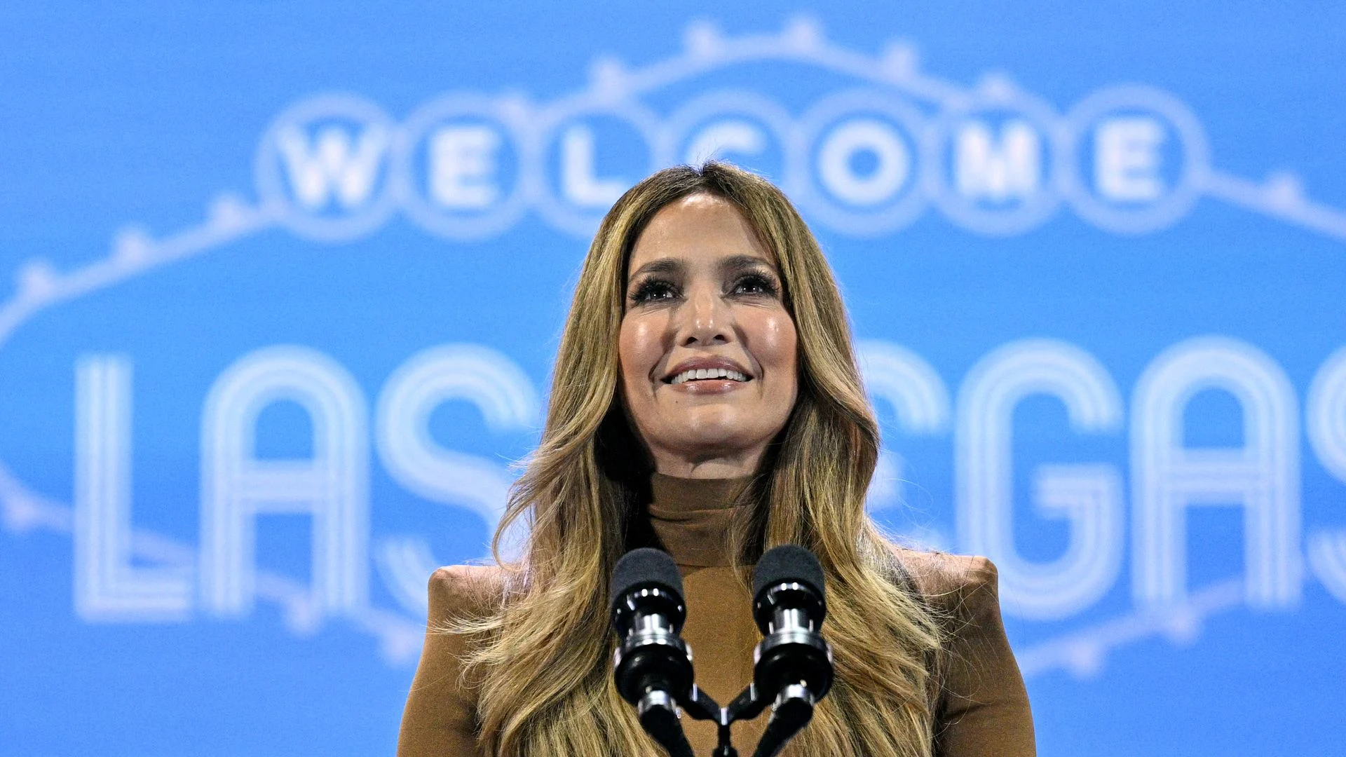 Jennifer Lopez breaks down as she talks about love at Kamala Harris ...